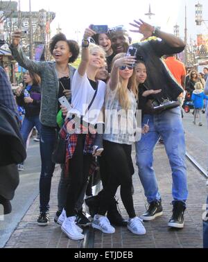 Terry Crews signs autographs and poses with fans while out shopping at ...
