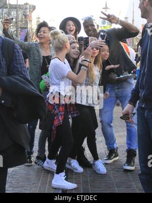 Terry Crews signs autographs and poses with fans while out shopping at ...