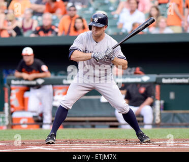 Yankees left fielder Brett Gardner (11) takes photographs from the ...