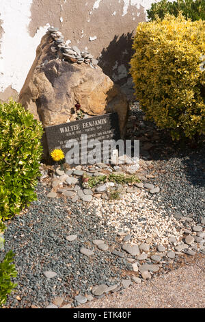 Walter Benjamin's tomb. Portbou cemetery. Portbou Stock Photo - Alamy