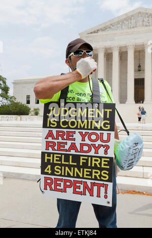 Christian street preacher proselytizing in front of the White House ...