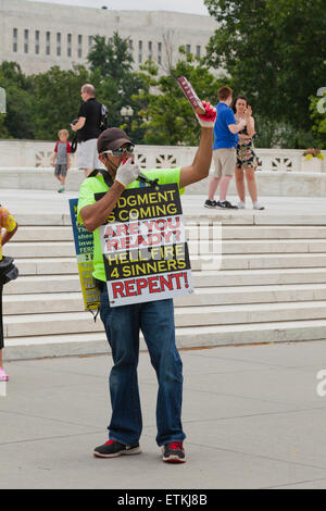 Christian street preacher proselytizing in front of the White House ...
