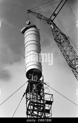 The collapsed Emley Moor transmitting station mast lies on the ground ...
