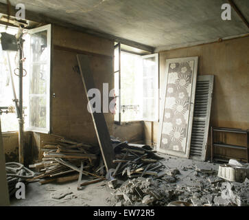 Dilapidated room before building works and renovation Stock Photo - Alamy