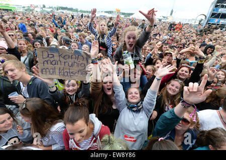Neuhausen Ob Eck, Germany. 19th June, 2026. Numerous festivalgoers are ...