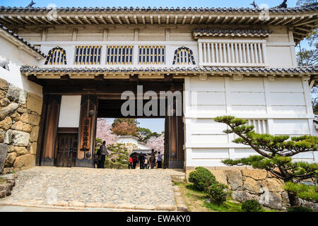 The hishinomon, AKA Hishi gate, the main yaguramon gate into Himeji ...