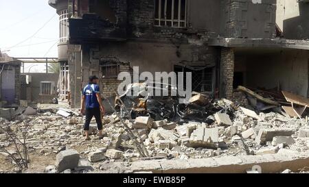 Fallujah, Iraq. 22nd June, 2015. Two men inspects a destroyed building ...