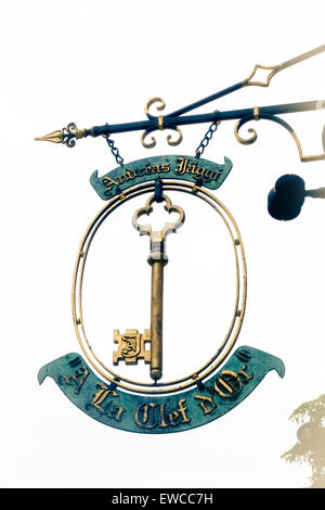 Locksmith shop sign key Stock Photo - Alamy