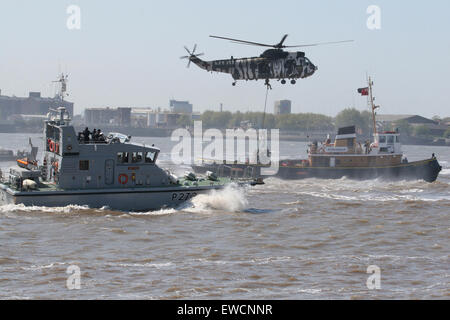 Royal Marines fast roping from a British Royal Navy Merlin HC3 ...
