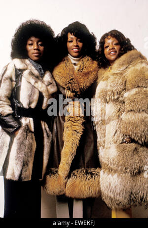 THREE DEGREES US vocal group member Valerie Holiday in 1975 Stock Photo ...