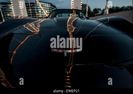 Classic cars convene on Chelsea Bridge for the monthly Chelsea Cruise ...