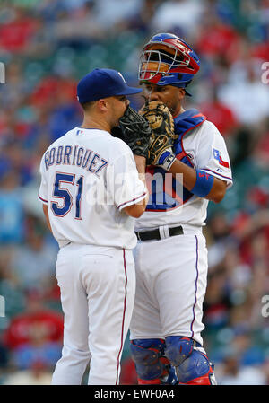 Texas Rangers starting pitcher Wandy Rodriguez delivers against the ...