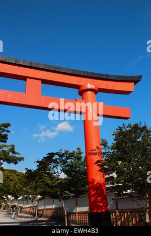 Giant torii gate in front of the Romon Gate in Fushimi Inari Shrine ...