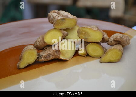 cross section of ginger showing yellow inside Stock Photo - Alamy