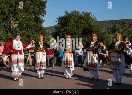 4 FEMALE GREEK DANCERS Stock Photo - Alamy