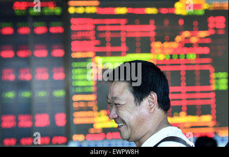 (150630) -- HAIKOU, June 30, 2015 (Xinhua) -- Investors look through ...