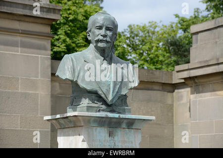 Sir Jesse Boot, bust, Nottingham University. England Stock Photo - Alamy