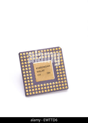 Intel 386 / i386 CPU A80386DX-25 Gold Ceramic 1985 Stock Photo - Alamy