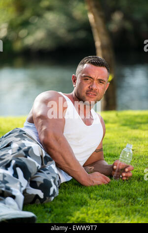 Shirtless bodybuilder drinking sports drink at the gym Stock Photo - Alamy