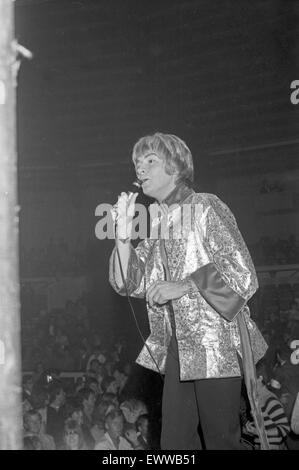 Der britische Opern- und Popsänger David Garrick am Klavier in München ...