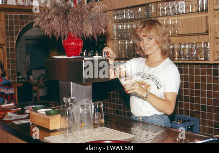 Deutsche Schauspielerin Christiane Rücker zapft Bier an einer Theke ...