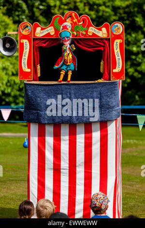 Punch and Judy Show, Nutley Village Fete, Nutley, Sussex, England Stock ...