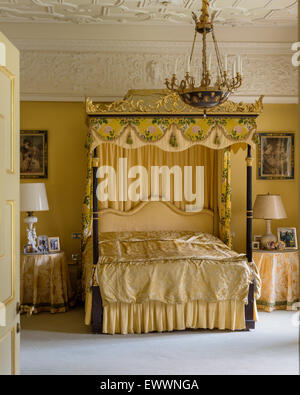 Four poster bed In Castle Lodge, Ludlow, Shropshire. A medieval Tudor ...