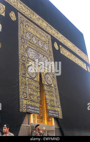 Holy Kaaba close up view. Muslim pilgrims around Kaaba. Saudi Arabia ...