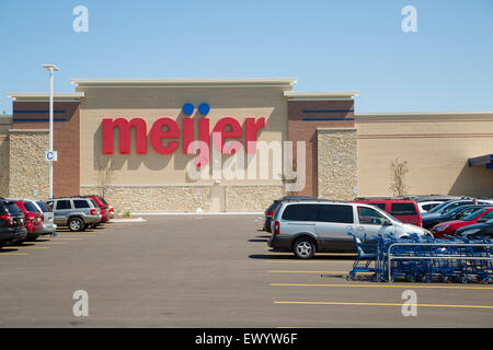 Shopping carts and sign in grocery store parking lot Stock Photo - Alamy