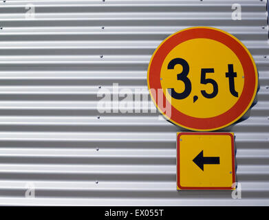 weight limit traffic sign Stock Photo - Alamy