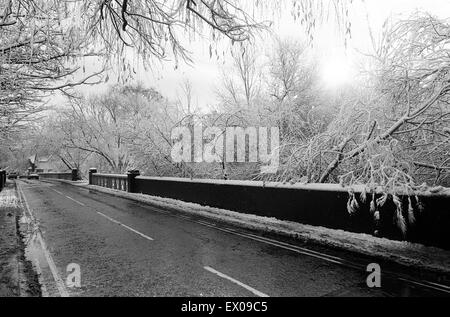 Snow scenes at Sonning, Berkshire. December 1981 Stock Photo - Alamy