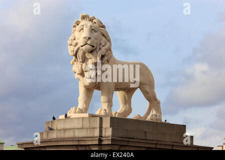 Lion Statue on Westminster Bridge, London, England Stock Photo - Alamy