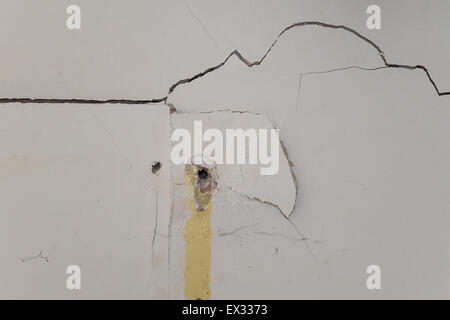 Damaged plasterboard wall Stock Photo - Alamy