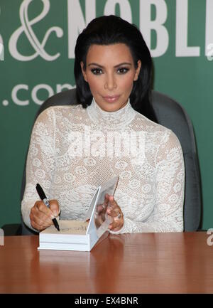 Kim Kardashian appears at Barnes & Noble for a book signing for her new ...