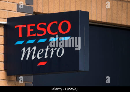Tesco Metro shop sign Stock Photo - Alamy