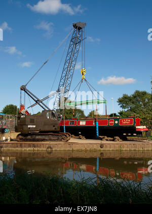 Crane for lifting boats out of the water at Dun Laoghaire Harbour Stock ...