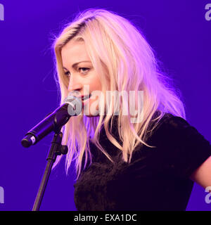 Australian singer-songwriter Kate Miller-Heidke performs at the Apple ...