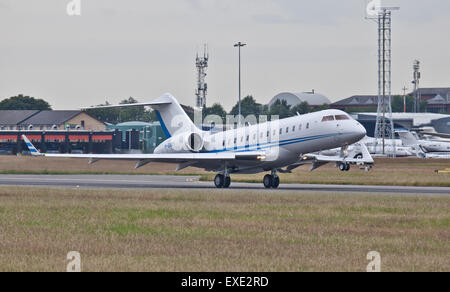 Sapetro Aviation Hawker 900XP M-SAPT departing London-Luton Airport LTN ...