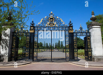The Regents Park, gate Stock Photo - Alamy
