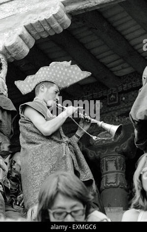Buddhist monk playing a tibetan flute inside Sakya monastery, Tingri ...