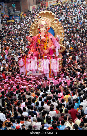 Lalbaugcha Raja immersion procession Girgaum Chowpatty Ganesh Ganpati ...