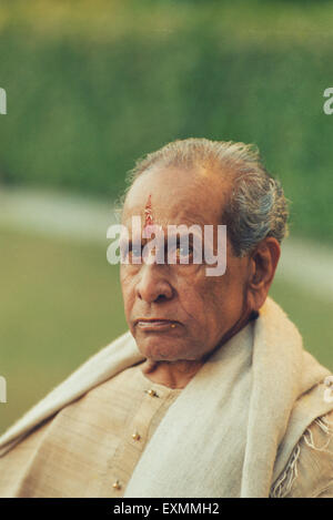 Pandit Bhimsen Gururaj Joshi, Indian vocalist from Karnataka, sings in ...