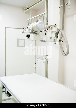 An empty x-ray room with an x-ray machine and table Stock Photo - Alamy