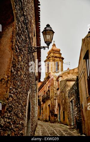 Alley in Erice, Sicily, Italy. Paved street and houses Stock Photo - Alamy