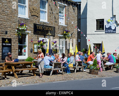 The Crown pub in Hawes in Wensleydale , Yorkshire Dales , England ...
