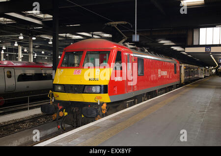 DB Schenker Class 90 electric loco 90019 Intermodal arriving at York ...