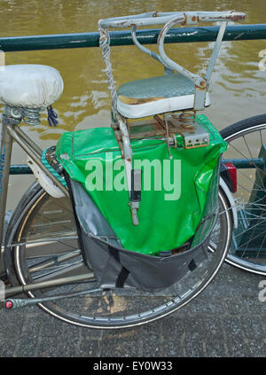 The metal seat of an old bicycle Stock Photo - Alamy