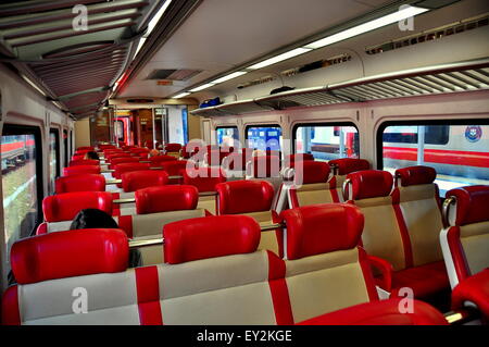 New Haven, Connecticut : Metro-North MTA commuter trains Stock Photo ...