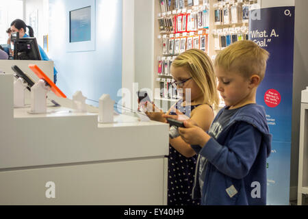O2 Store Canterbury. Mobile phone shop Stock Photo - Alamy