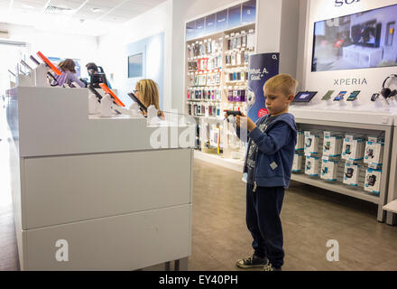 O2 Store Canterbury. Mobile phone shop Stock Photo - Alamy
